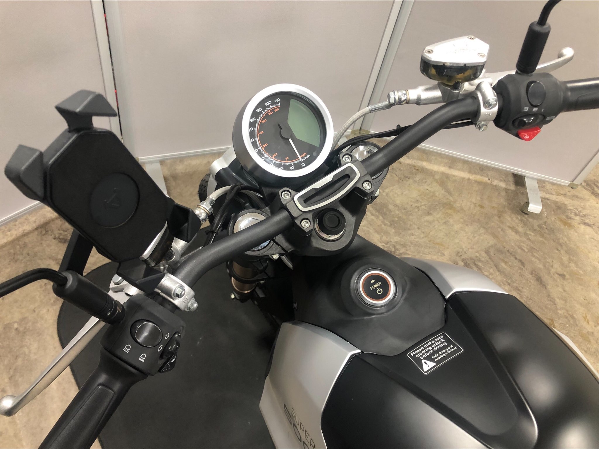 【ご成約済み】認定中古車両 SUPER SOCO TCMAX 2021年 シルバーブラック 2021年 シルバーブラック｜電動バイク XEAM ...